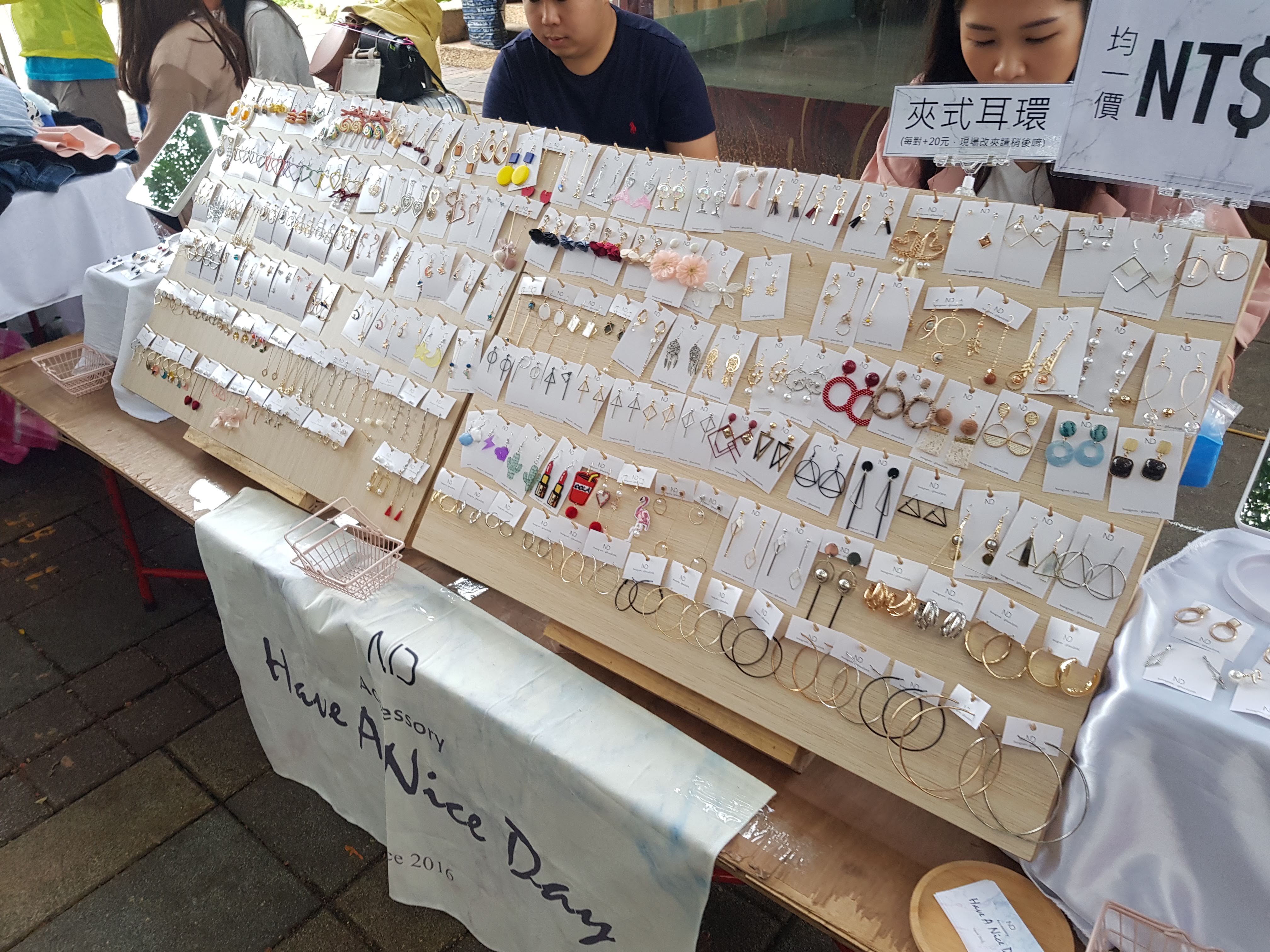 Go Bargain Hunting at Gongguan Night Market - Taipei Travel Geek