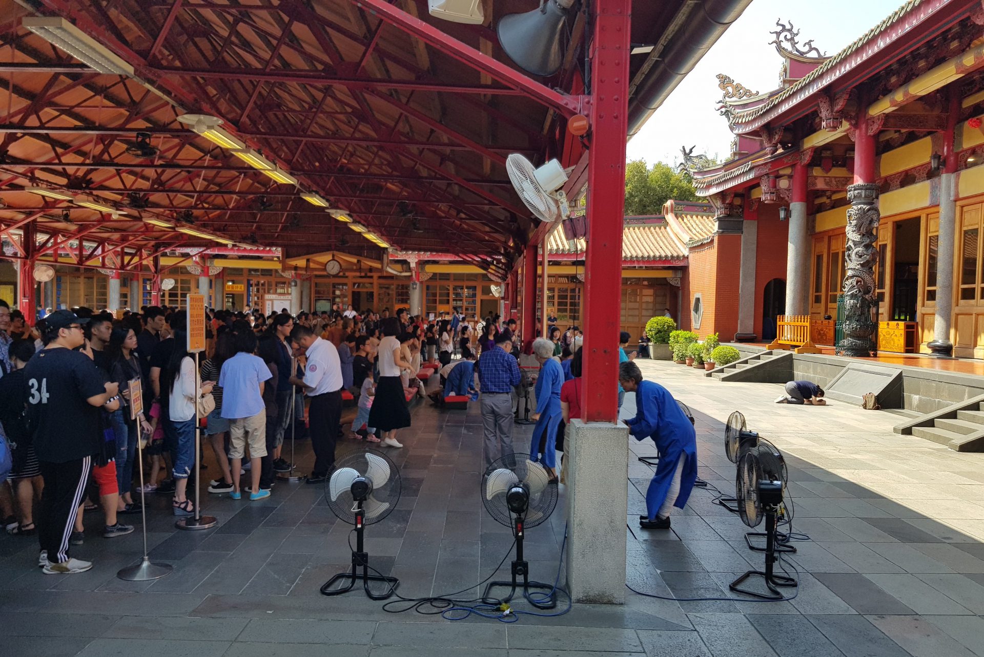 Admire the Beautiful Hsing Tian Kong Temple - Taipei Travel Geek