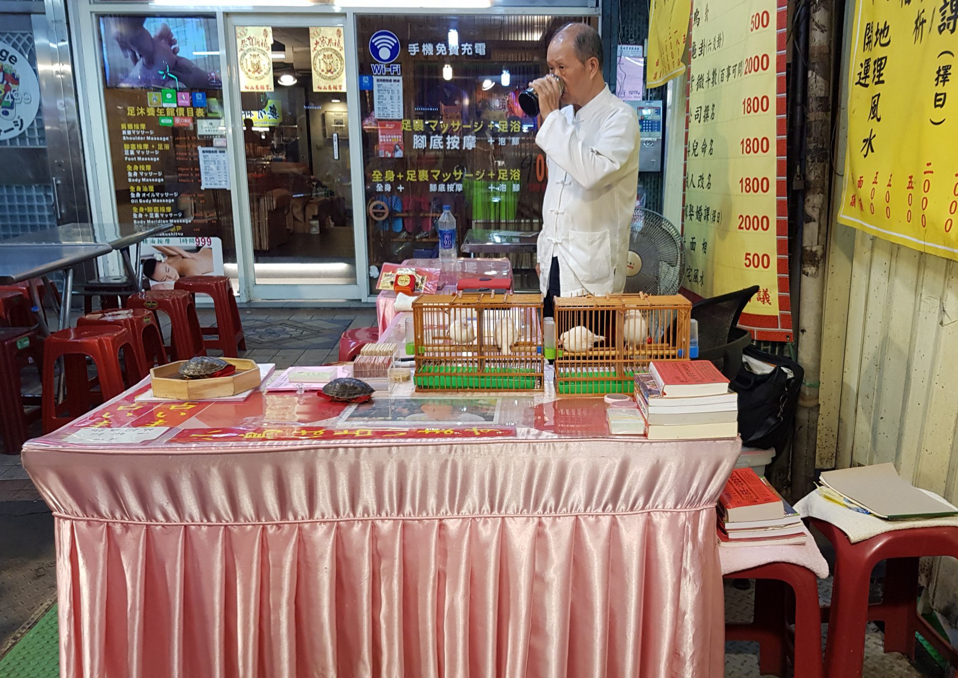 How to Find Every Michelin Food Stand at Raohe Night Market - Taipei Travel Geek