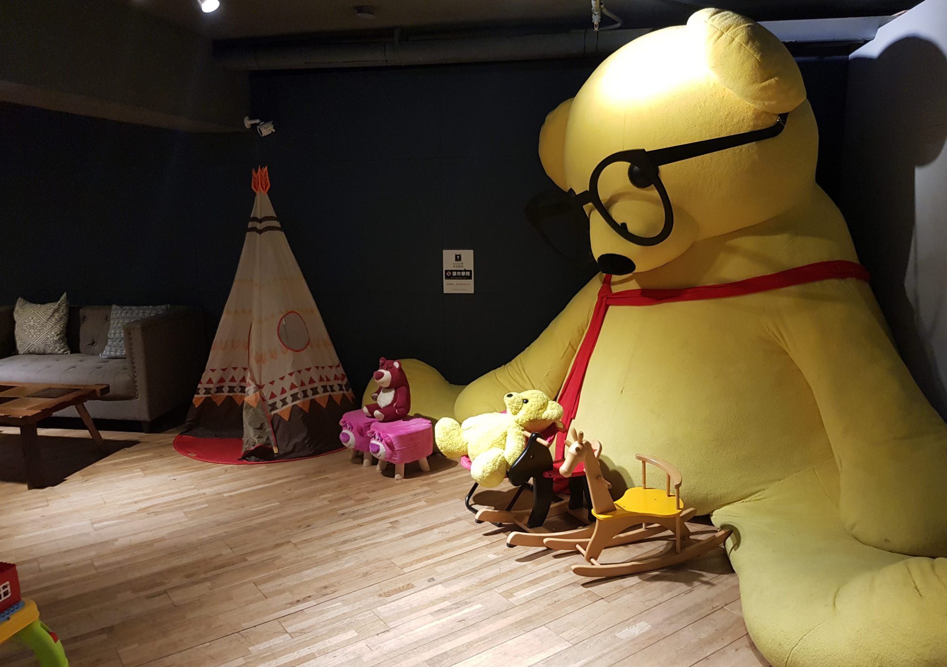 Out of Office - Huge Cafe Ideal for Working - Taipei Travel Geek